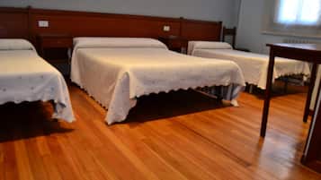 Quarto Triplo Superior | Secretária, cortinas/cortinados opacos, Wi-fi grátis
