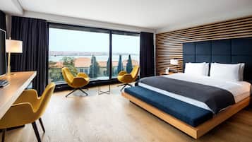 Suite Júnior, vista para o mar | Minibar, cofre com capacidade para portátil, secretária