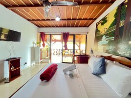 Quarto Básico, 1 cama queen-size, varanda, vista para o mar | Secretária, Wi-fi grátis, roupa de cama fornecida