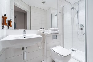 Apartamento superior (Vincent Van Gogh) | Banheiro | Chuveiro, produtos de toalete grátis, secador de cabelo