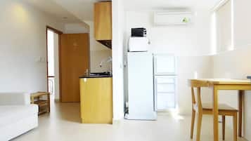 Estúdio Básico, kitchenette | Sala de estar | Televisor LCD