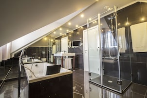 Penthouse Familiar, 1 cama king-size e sofá-cama, banheira de hidromassagem grande | Banheira de hidromassagem