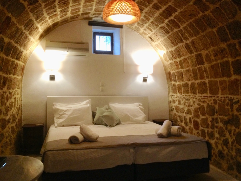 Auberge 32 | Old Town - Rhodes, Greece