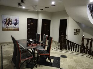 Café da manhã para viagem grátis todos os dias