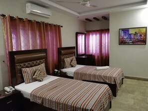 Frigobar, quartos à prova de som, ferros/tábuas de passar roupa