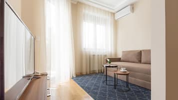 Apartamento, 2 quartos, terraço | Sala | TV de ecrã plano