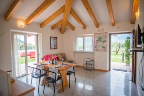 Um frigorífico/congelador grande, um micro-ondas, uma placa de cozinha