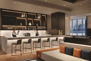 Serve pequenos-almoços, almoços e jantares