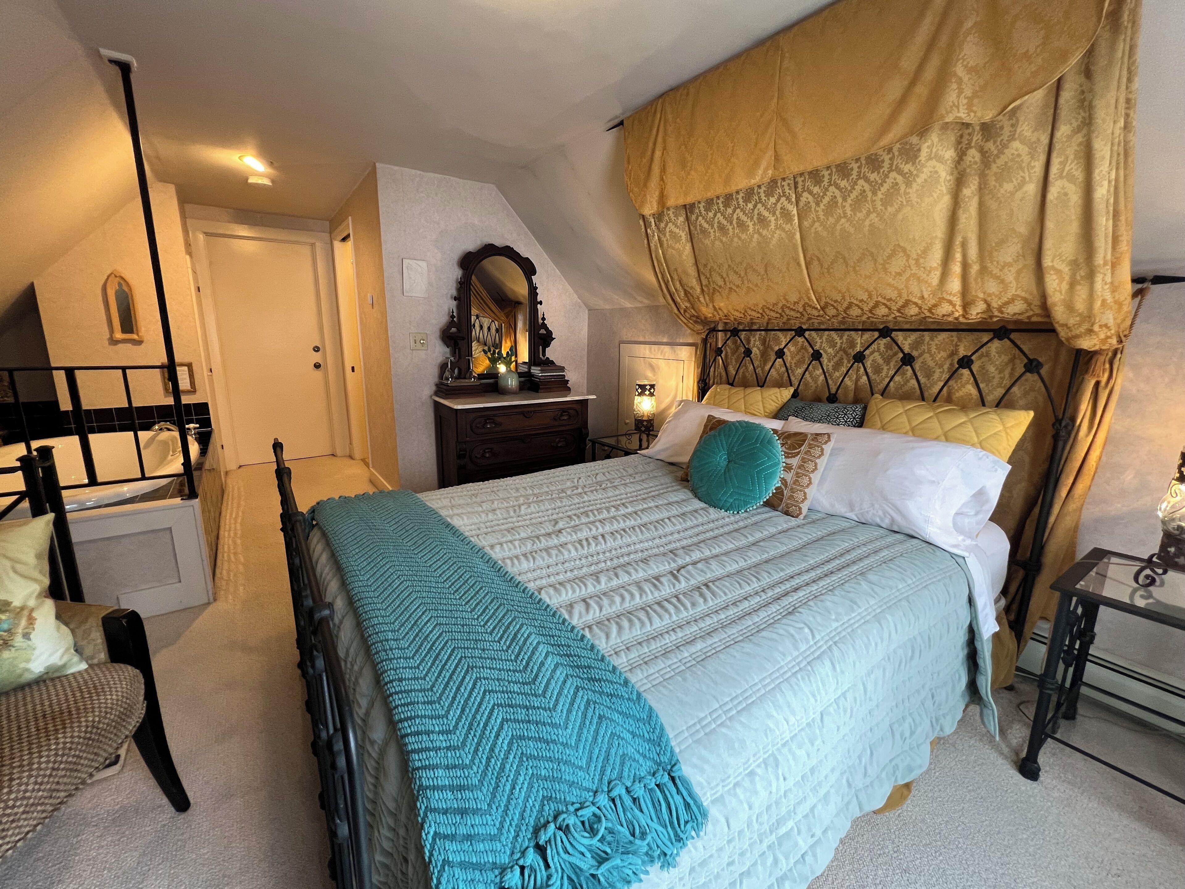 Quarto Duplo de Luxo, 1 cama queen-size, banheira de hidromassagem (Vienna Balconies) | Roupa de alta qualidade, com decoração personalizada 