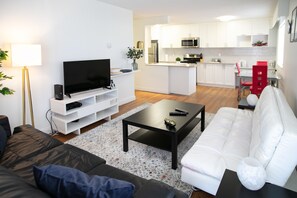 Suíte, 2 quartos | Área de estar | TV de tela plana, Netflix