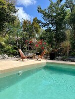 Piscina exterior, da(s) 9:00 à(s) 22:00, guarda-sóis, espreguiçadeiras 