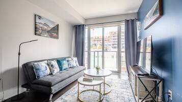 Apartamento luxo | Área de estar | TV de tela plana 43 polegadas com canais a cabo, TV, Netflix