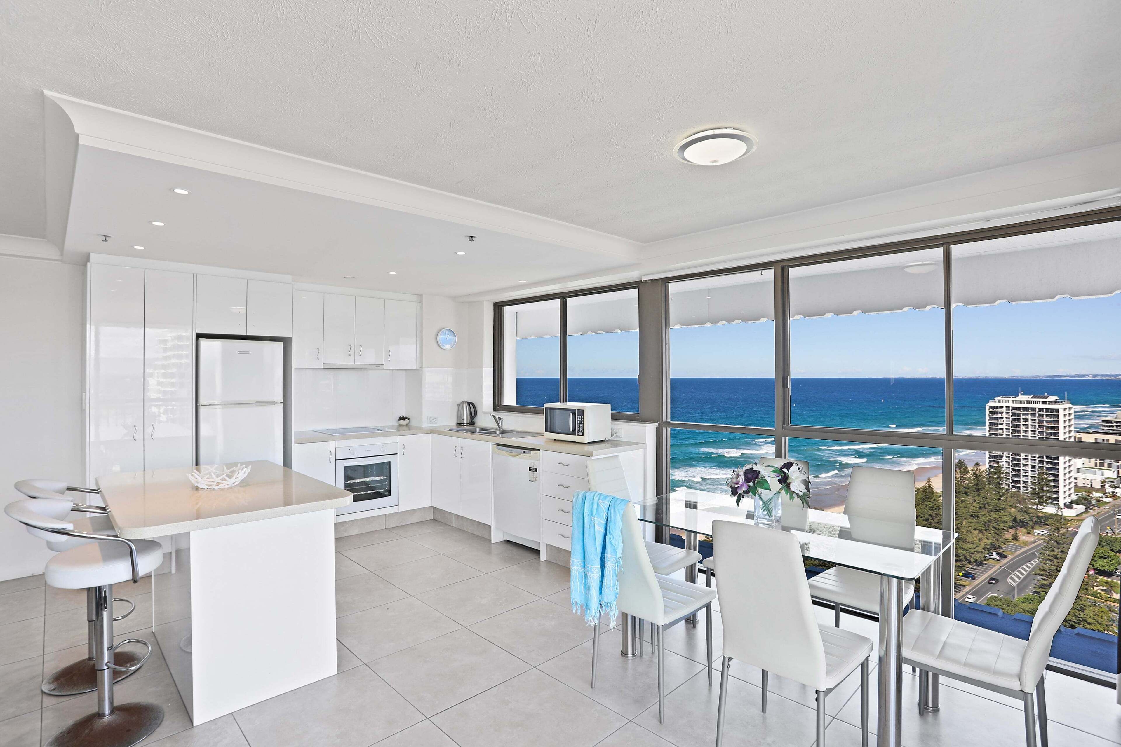 Apartamento superior, 1 cama Queen | Cozinha privada | Geladeira, micro-ondas, fogão, cooktop