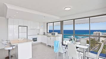 Apartamento superior, 1 cama Queen | Cozinha privada | Geladeira, micro-ondas, fogão, cooktop