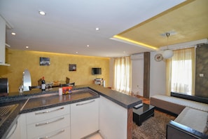 Dúplex Deluxe, 2 quartos, vista para o mar | Cozinha privada | Um frigorífico, um micro-ondas, um forno, uma placa de cozinha 