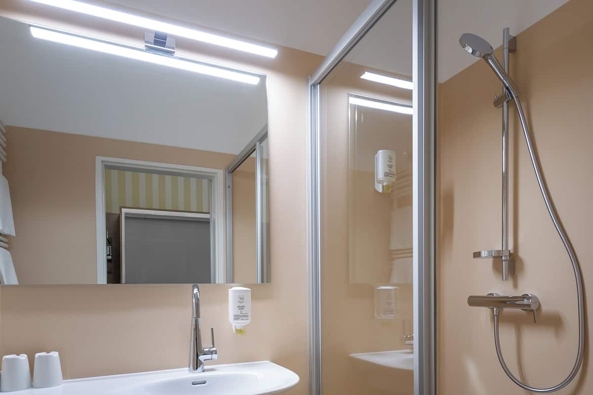 Quarto solteiro | Banheiro | Banheira de imersão, secador de cabelo, toalhas de banho