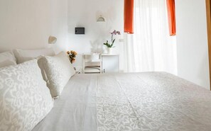 Roupa de alta qualidade, cofre no quarto, secretária 