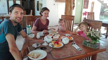 Quarto Twin Familiar, 1 quarto, varanda, vista parcial para o mar | 1 quarto, lençóis de algodão egípcio, roupa de alta qualidade, minibar