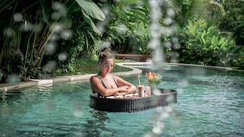 3 piscinas externas, funciona das 7h às 20h, espreguiçadeiras
