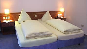 Quarto casal conforto | Escrivaninha, berços grátis, Wi-Fi de cortesia, roupa de cama