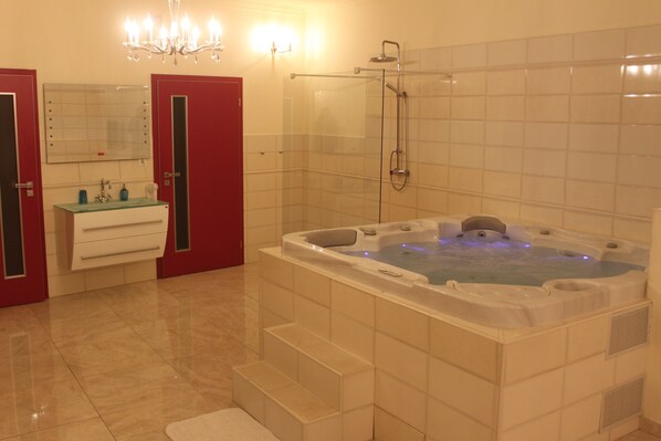 Apartamento (President Apartment with Wellness) | Banheira de hidromassagem interior