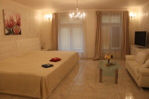 Apartamento (President Apartment with Wellness) | Minibar, secretária adequada para computadores portáteis 