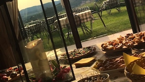 Uma área de refeições com uma mesa posta para uma refeição, com vista para uma paisagem deslumbrante.