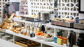 Pequeno-almoço tipo buffet diário (12 EUR por pessoa)