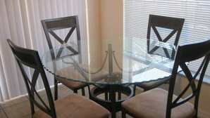 Apartamento, vários quartos | Refeições no quarto
