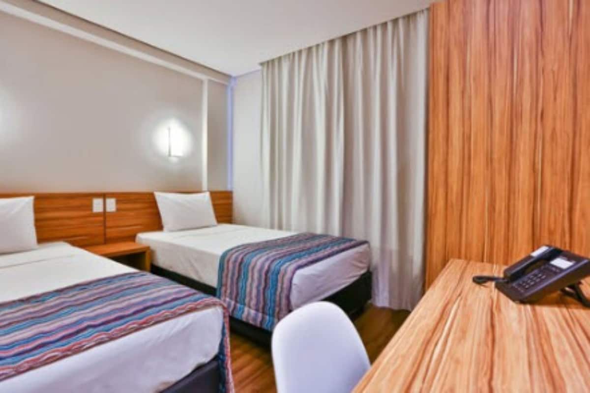 Camas de colchão pillowtop, cofre no quarto, secretária