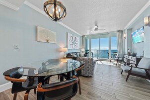 Condo exclusivo, 3 quartos, sacada, vista para o oceano | Opções para refeição no quarto