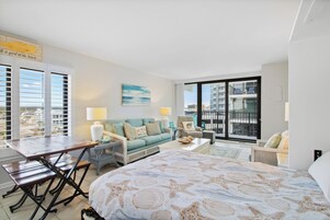 Condo com design assinado, 1 quarto, acesso à piscina, vista parcial para o oceano | 1 quarto, individualmente decorados, individualmente mobiliados