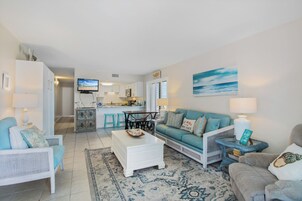 Condo com design assinado, 1 quarto, acesso à piscina, vista parcial para o oceano | Sala de estar | DVD player