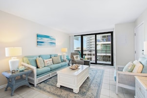 Apartamento Signature em Condomínio Fechado, 1 quarto, acesso à piscina, vista parcial para o oceano | Sala | Leitor de DVD