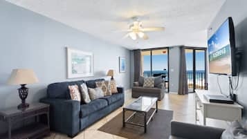 Condo panorâmico, 1 quarto, sacada, vista para o oceano | Sala de estar