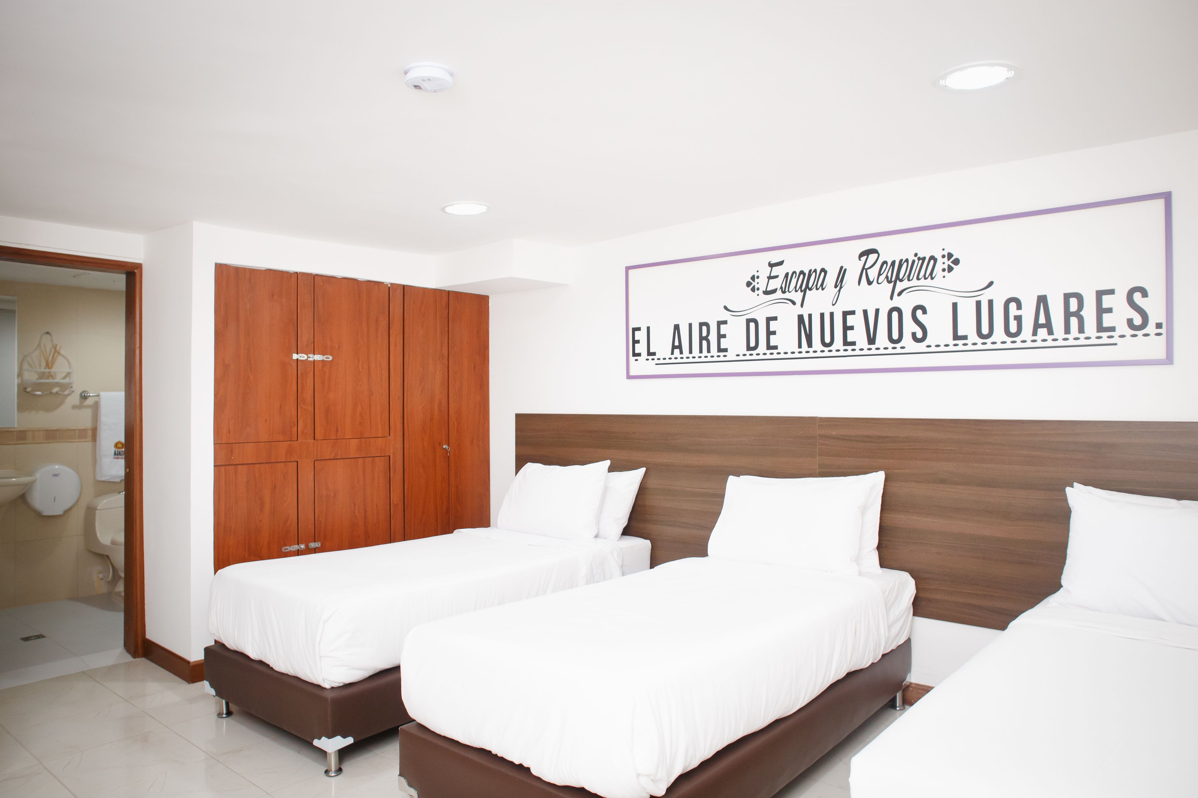 Quarto Triplo Familiar, 1 quarto, casa de banho privativa, junto ao jardim | Roupa de alta qualidade, com decoração personalizada 