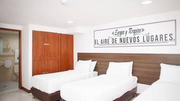 Quarto Triplo Familiar, 1 quarto, casa de banho privativa, junto ao jardim | Roupa de alta qualidade, com decoração personalizada