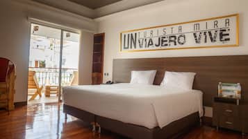 Suite-Estúdio Deluxe, banheira de hidromassagem grande, na torre | Roupa de alta qualidade, com decoração personalizada