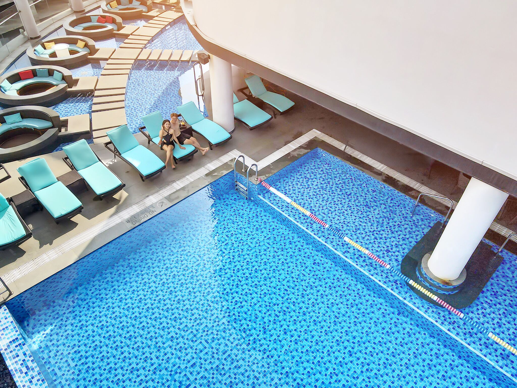 Piscina externa, funciona das 6h às 21h, guarda-sóis, espreguiçadeiras