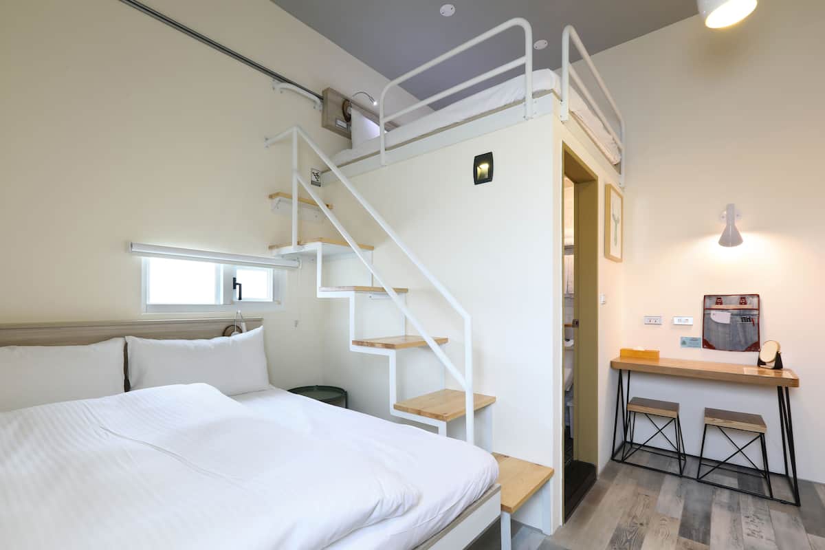 Quarto Quádruplo | Com decoração personalizada, com mobília individualizada, secretária