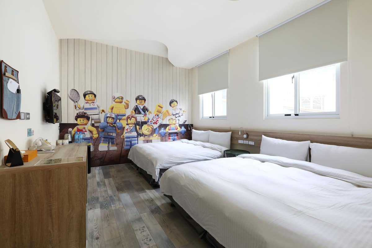 Quarto Familiar | Com decoração personalizada, com mobília individualizada, secretária