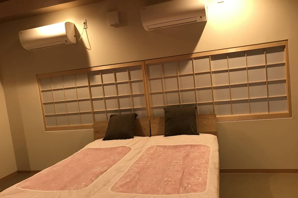 Quarto exclusivo, 3 quartos, banheiro privativo | Escrivaninha, quartos à prova de som, Wi-Fi de cortesia, roupa de cama