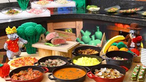 Uma bancada de cozinha com diversos alimentos e figuras LEGO.