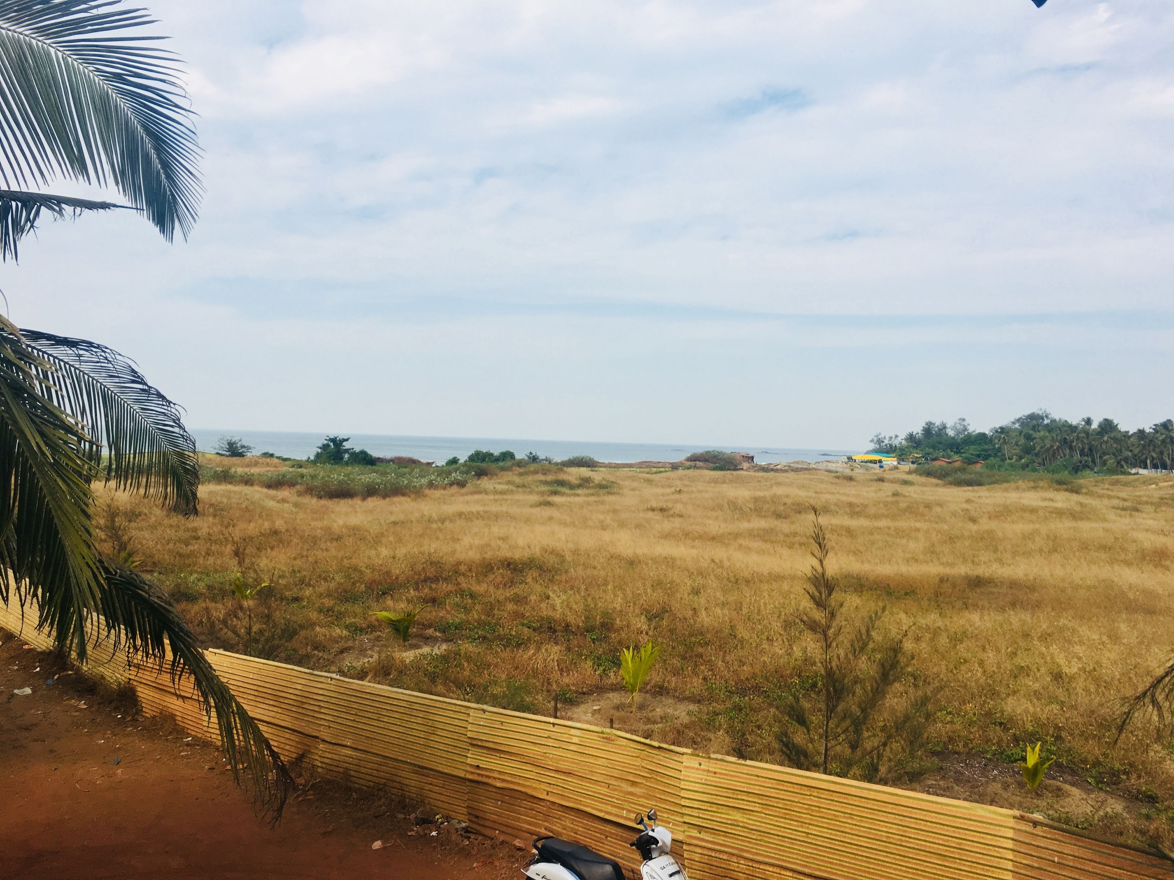 Uma rede em um caminho de terra, com vista para a paisagem costeira.