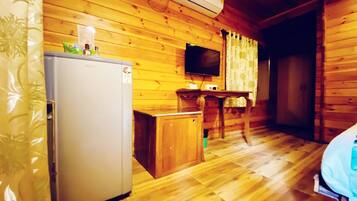 Deluxe Room Pool View (Ground Floor) | 1 quarto, minibar, cofre no quarto, secretária