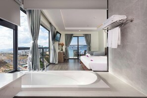 Suíte, 1 cama King, para não fumantes, vista para o mar | Banheiro | Produtos de toalete grátis, secador de cabelo, roupões de banho 