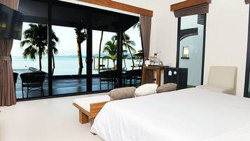 Junior Suite with Sea View | Roupa hipoalergénica, minibar, cortinas/cortinados opacos, Wi-fi grátis