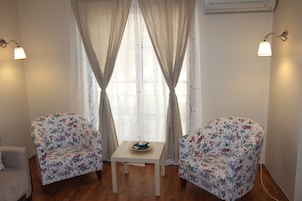 Apartamento, 1 quarto | Sala | TV de ecrã plano