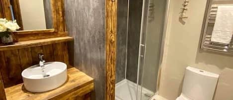 Quarto casal conforto | Banheiro | Chuveiro, produtos de toalete grátis, secador de cabelo