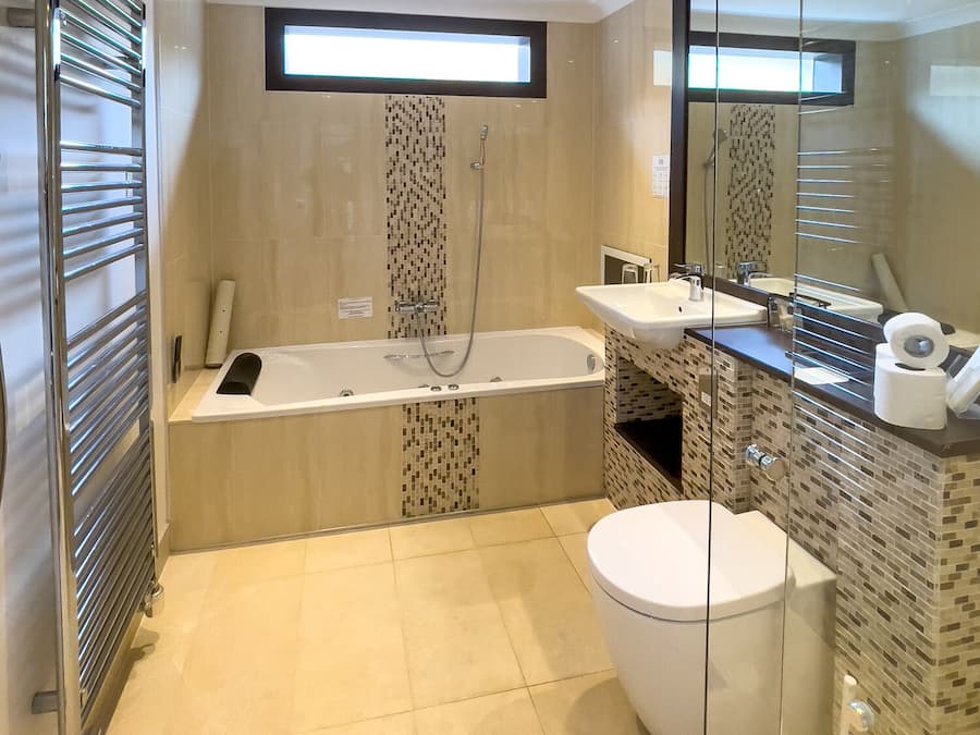 Quarto Duplo ou Twin | Casa de banho | Uma combinação polibã/banheira, uma banheira de hidromassagem